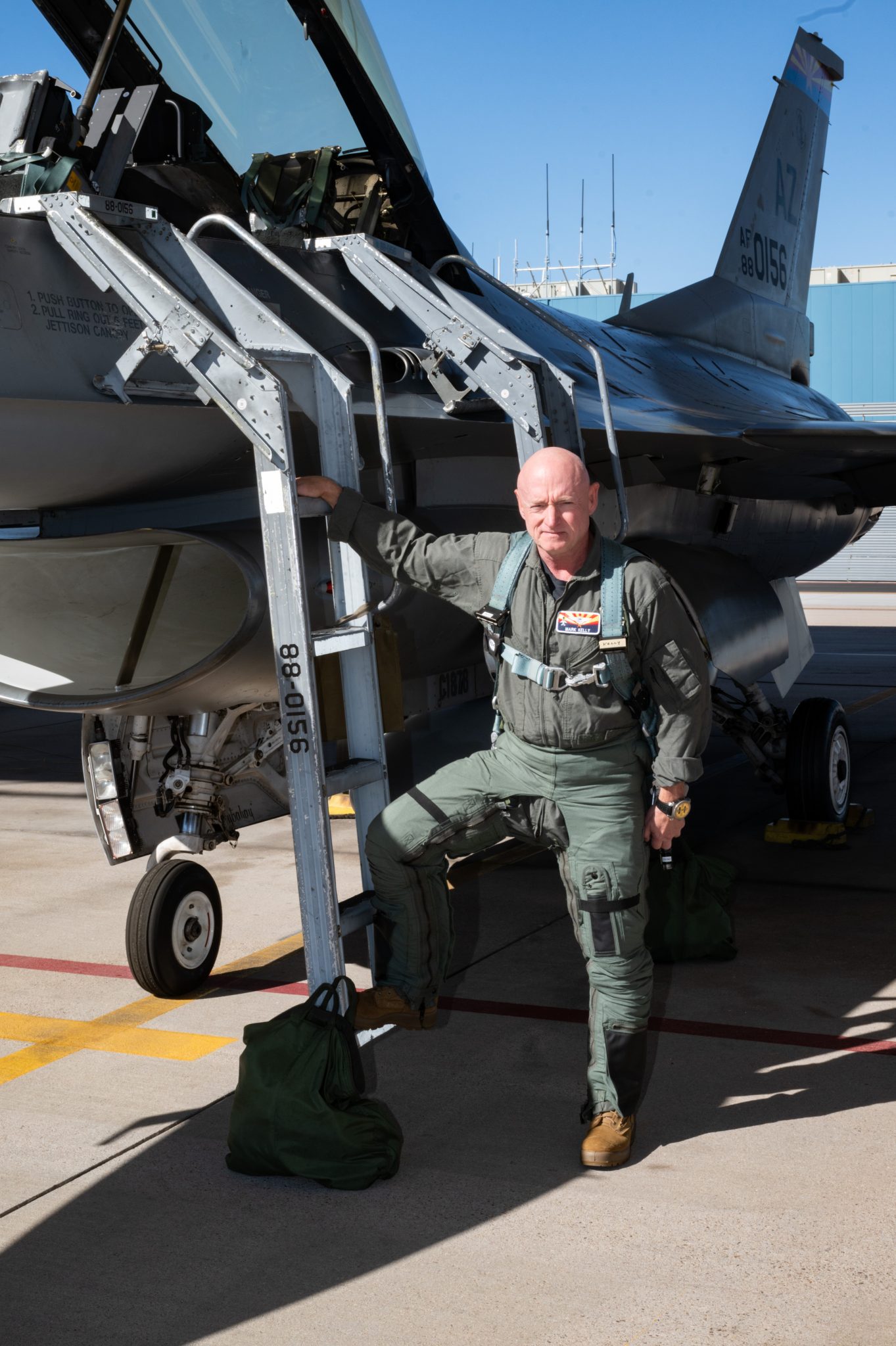 WATCH: Sen. Kelly Meets with Ukrainian Pilots, Flies in F-16 Fighter ...